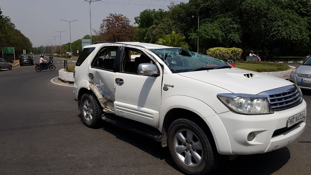 Collision between a Fortuner and PCR vehicle in Sector 3 Chandigarh ...