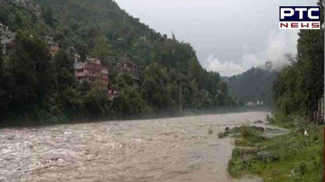 Flash floods in Himachal's Mandi, several vehicles washed away | Nation ...